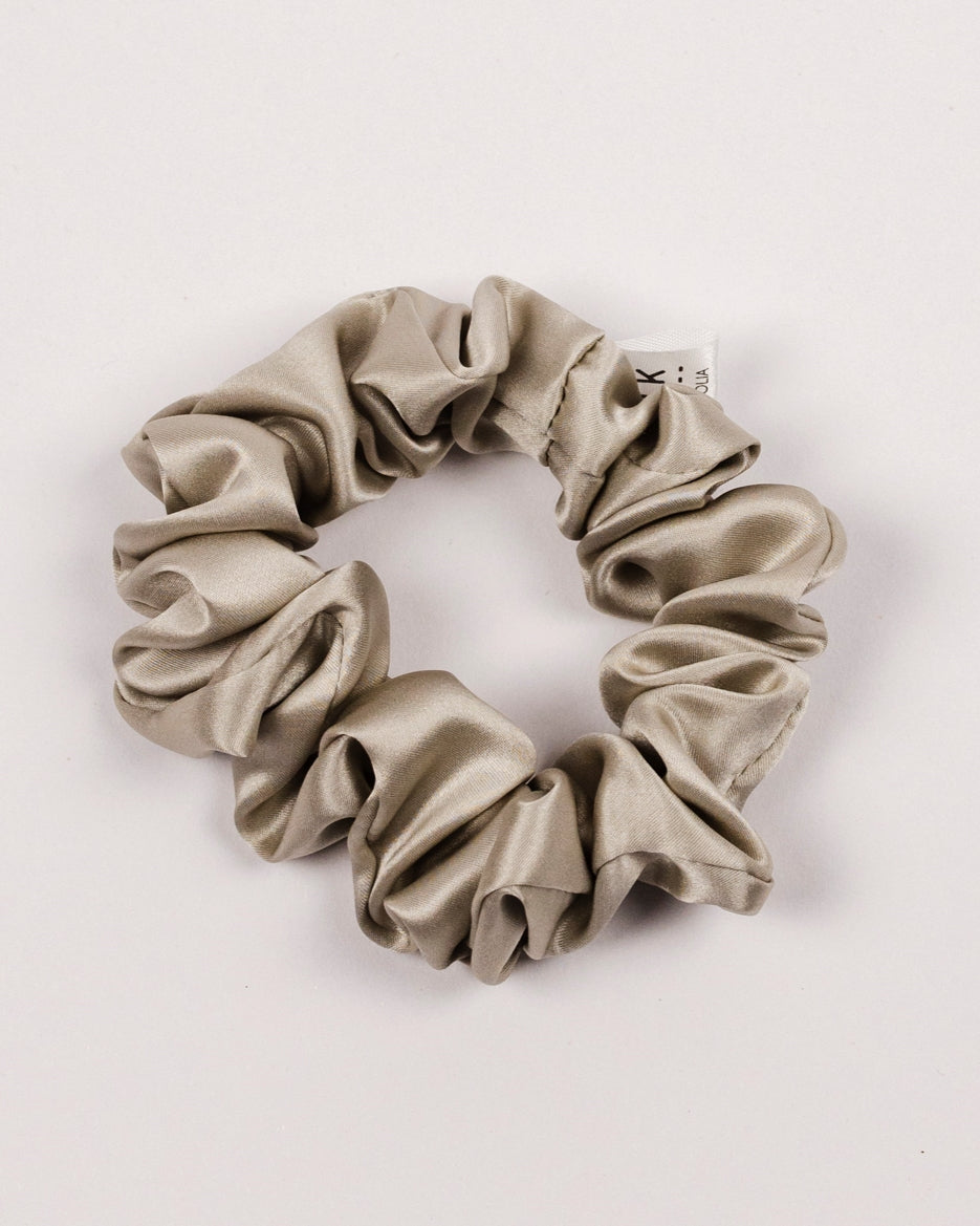 SCRUNCHIE PEARL GREY – Silk Magnolia